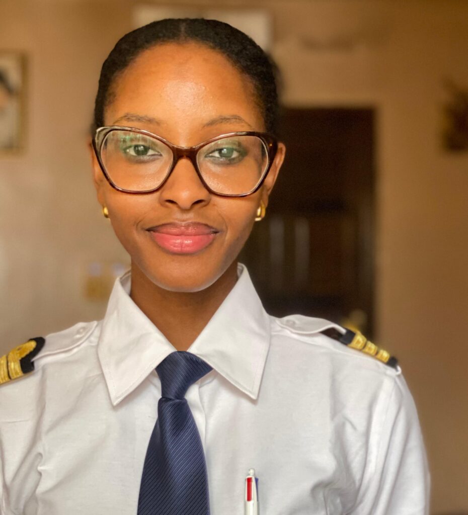 AMINATA MADEMBA SY : JEUNE PILOTE PROFESSIONNELLE AVEC 230 HEURES DE ...